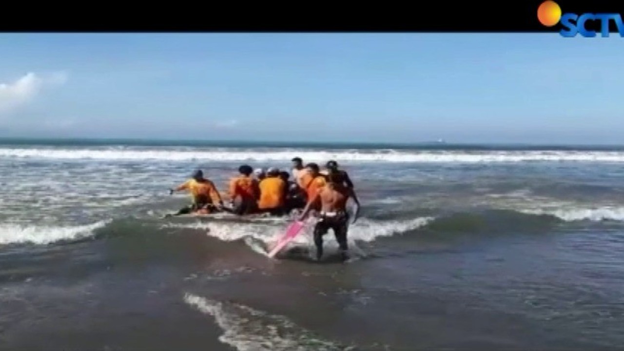 Streaming Asik Bermain di Pinggir Pantai, 3 Orang Wisatawan Terseret ...