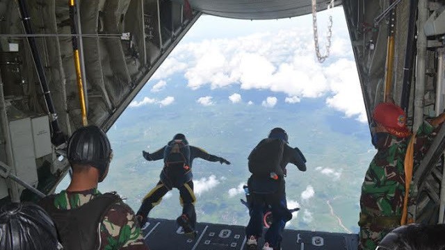 Terjun Payung PASKHAS TNI-AU - Vidio.com